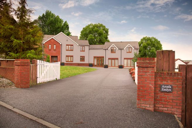 Stay – Emlyn Hotel