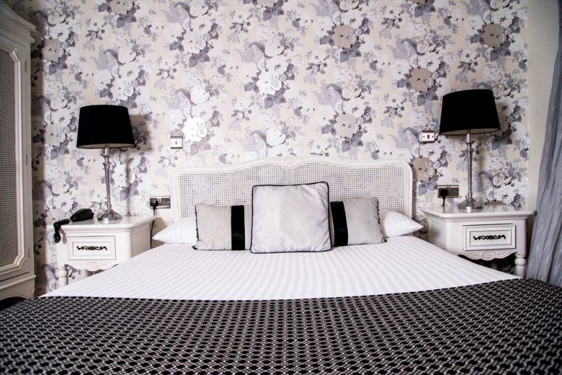 Stay – Emlyn Hotel