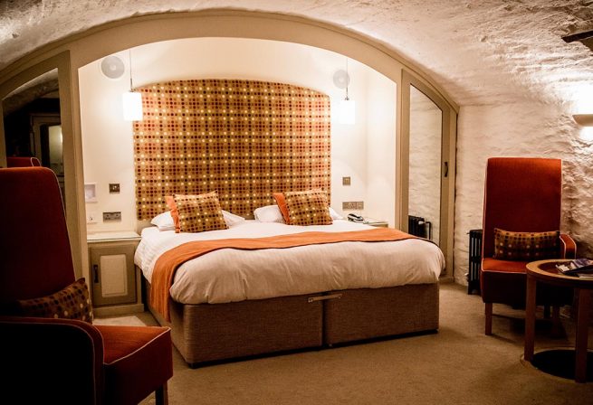 Stay – Emlyn Hotel